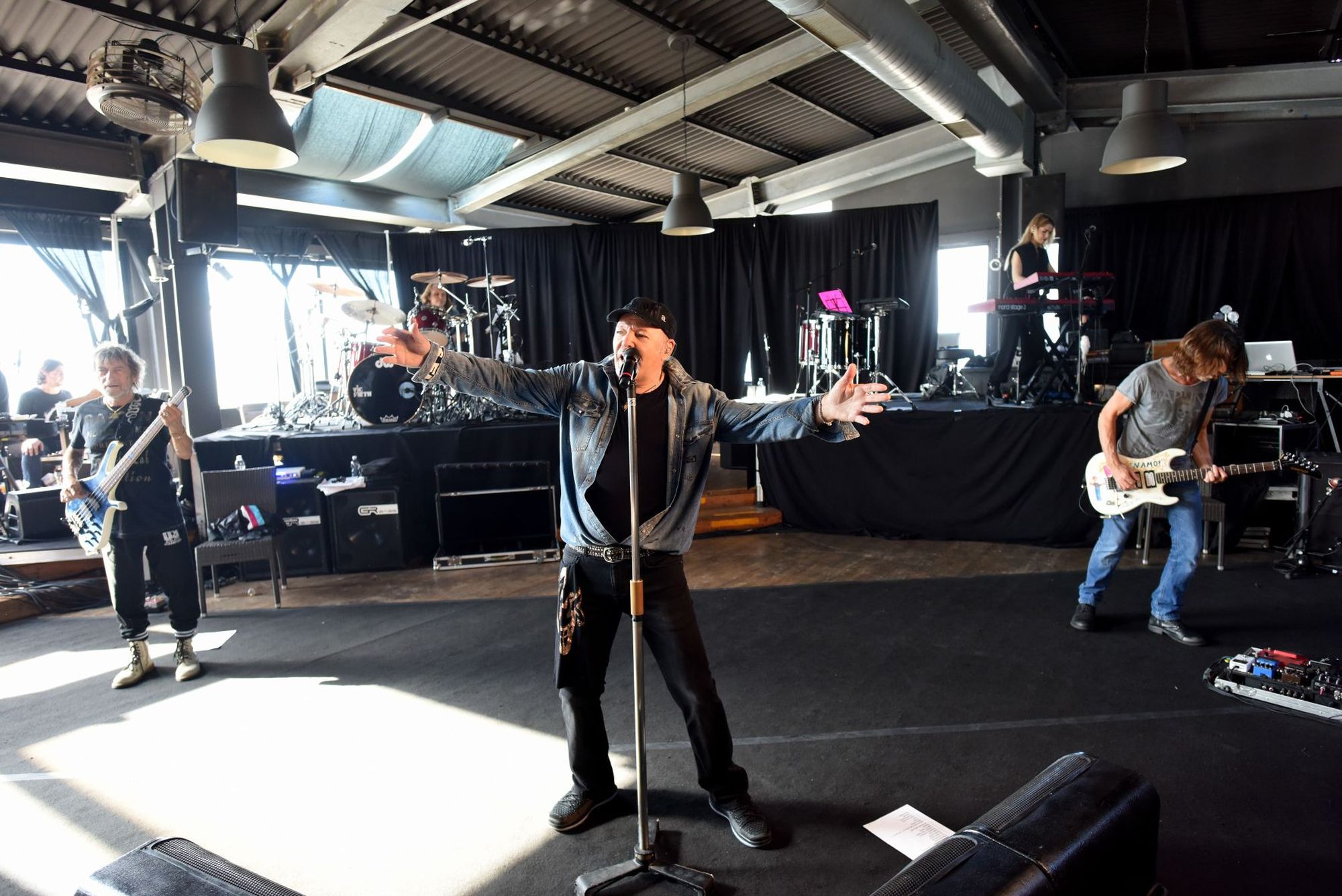 Claudio Golinelli in ospedale: come sta il bassista di Vasco Rossi ...